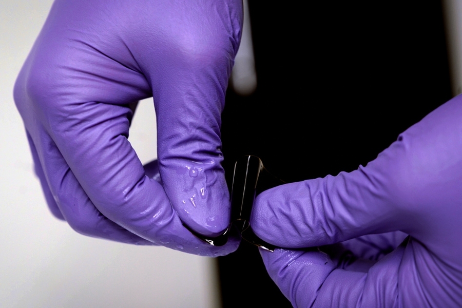 How to get conductive gels to stick when wet | MIT News | Massachusetts ... How to get conductive gels to stick when wet | MIT News | Massachusetts ...